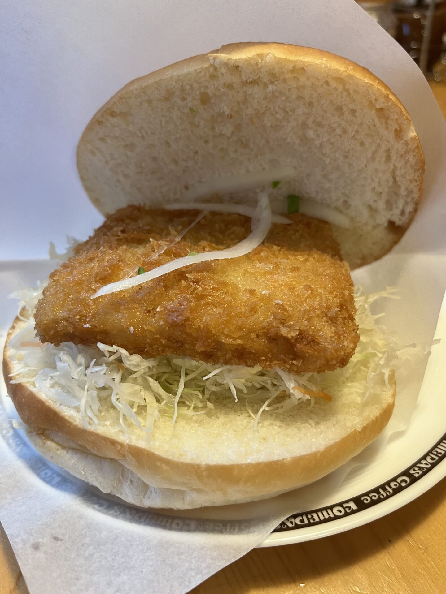 【コメダ】サクサク・フィッシュバーガー！味や価格・カロリーを解説！